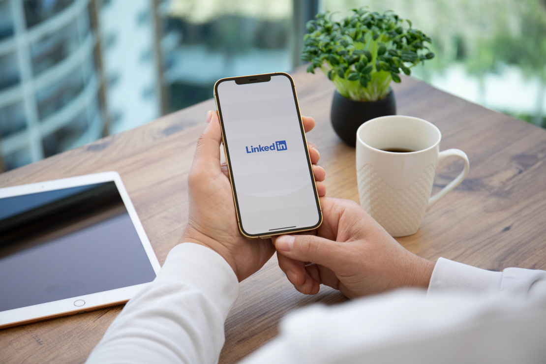 União Europeia multa LinkedIn em R$ 1,9 bilhão - Baguete